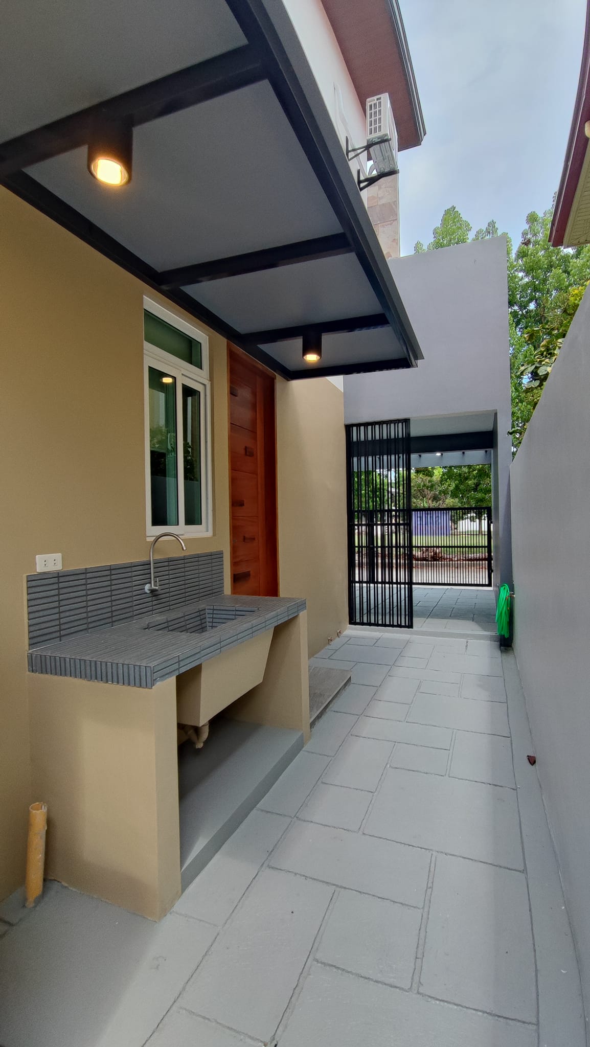 FOR SALE MODERN TROPICAL HOME IN ANGELES CITY NEAR MARQUEE MALL ...
