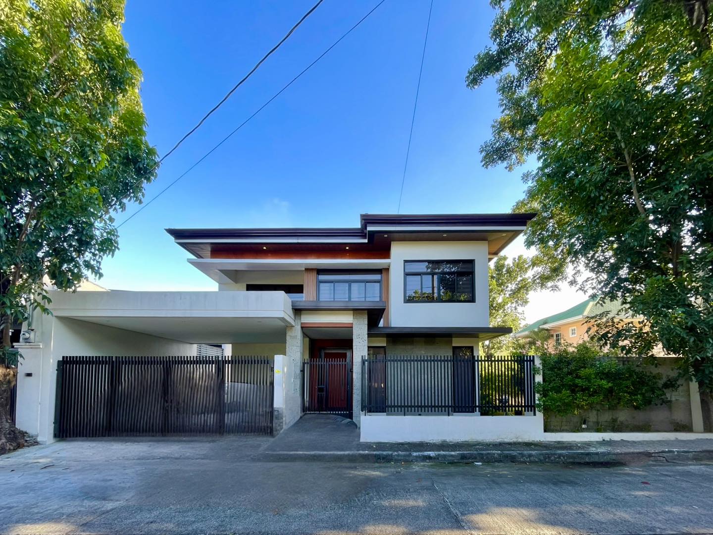 FOR SALE ELEGANT MODERN TWO STOREY HOUSE WITH SPACEOUS BACKYARD/GARDEN ...